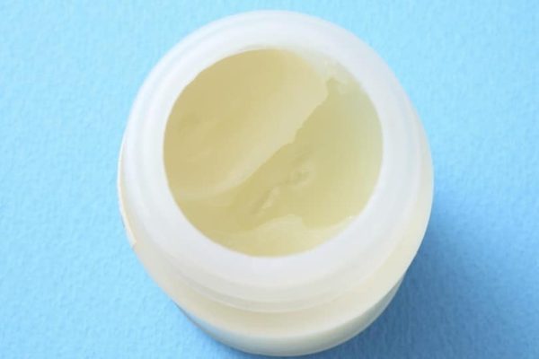 Is Vaseline Safe for Cat Paws? Vet Reviewed Facts & FAQ - Catster