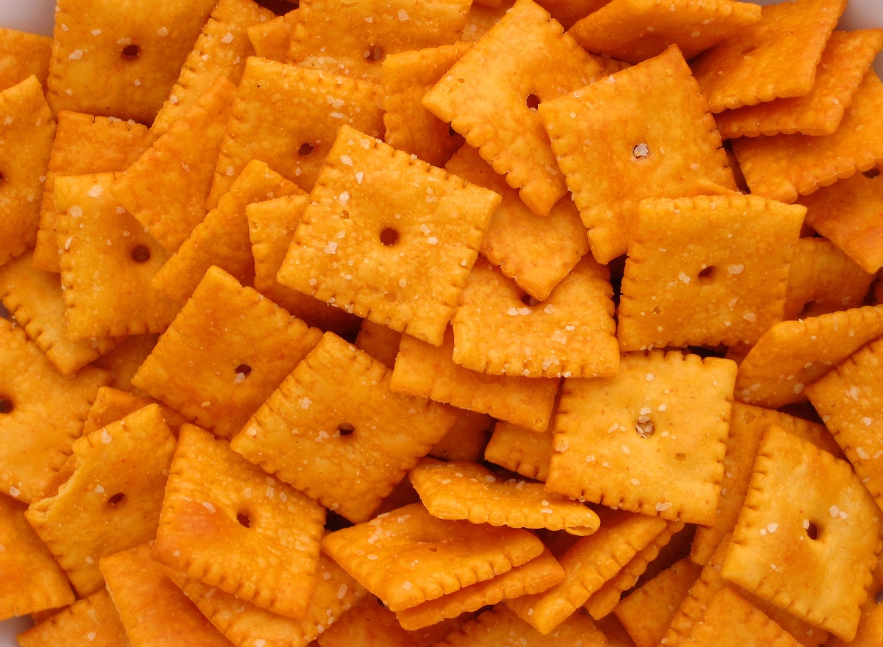 Can Cats Eat Cheez-Its? Vet-Verified Nutrition Facts & Considerations ...