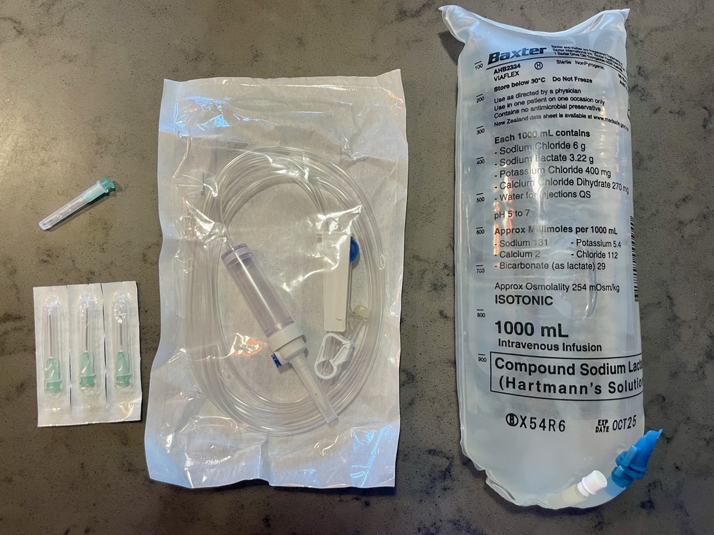 How to Give Subcutaneous Fluids to a Cat? 9 Vet-Approved Steps to ...