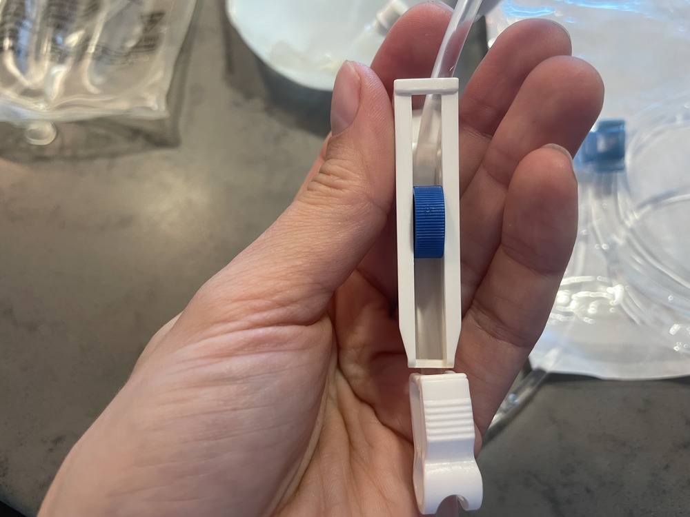 How to Give Subcutaneous Fluids to a Cat? 9 Vet-Approved Steps to ...